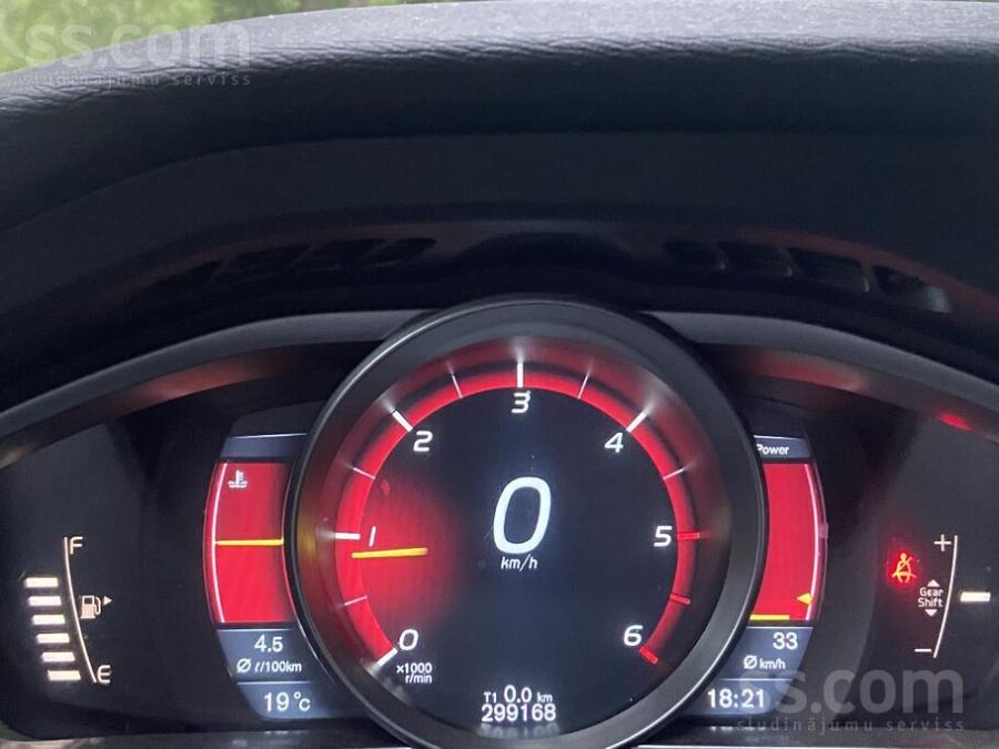 Green Volvo V40 2013 in Talsi, with an engine capacity of 1.60 L and mileage of 0 thousand km for 4800 €, photo 21 on AUTOMOTO.COM.LV