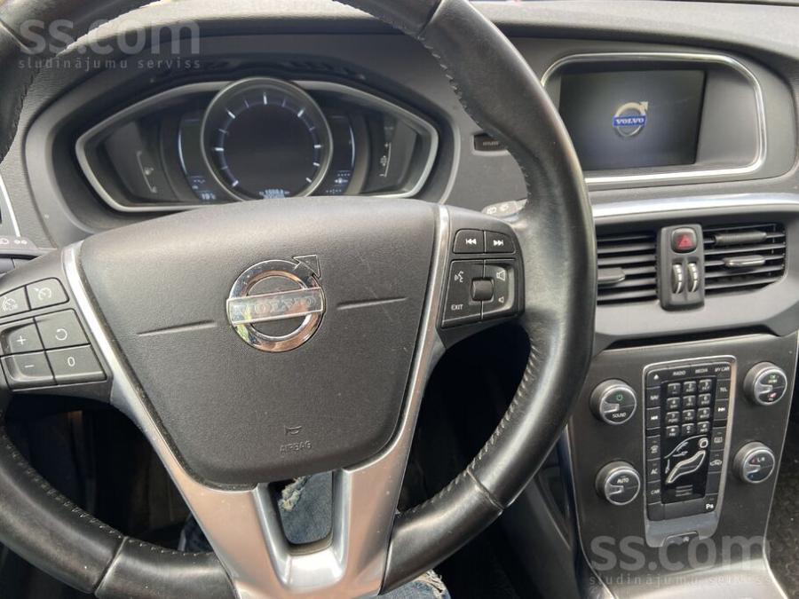 Green Volvo V40 2013 in Talsi, with an engine capacity of 1.60 L and mileage of 0 thousand km for 4800 €, photo 23 on AUTOMOTO.COM.LV