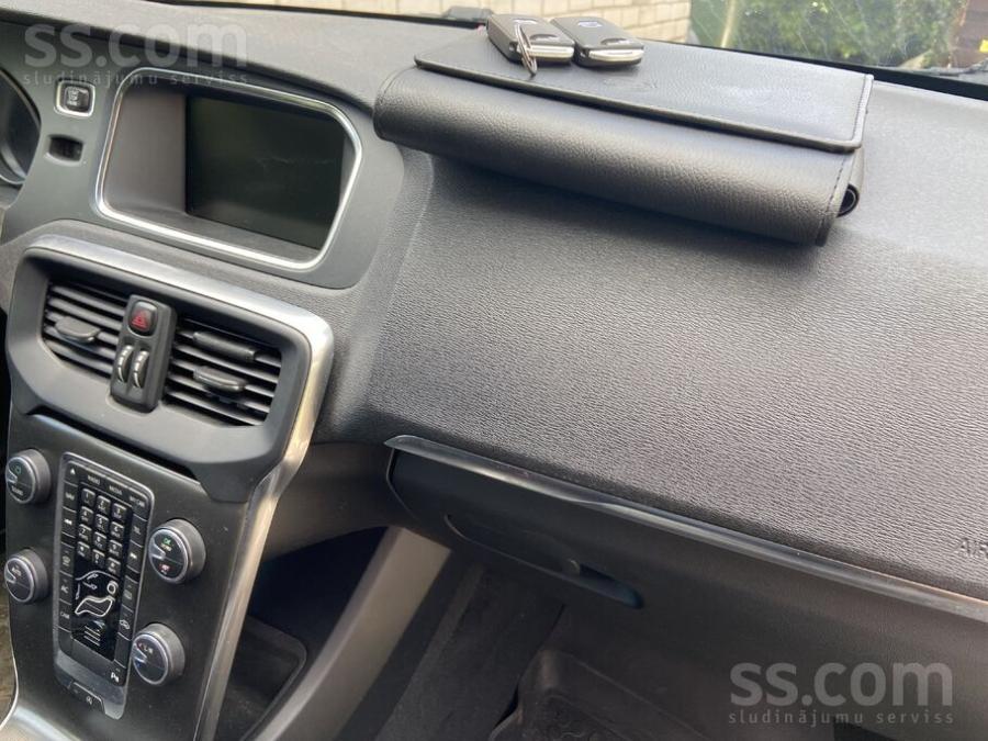 Green Volvo V40 2013 in Talsi, with an engine capacity of 1.60 L and mileage of 0 thousand km for 4800 €, photo 24 on AUTOMOTO.COM.LV
