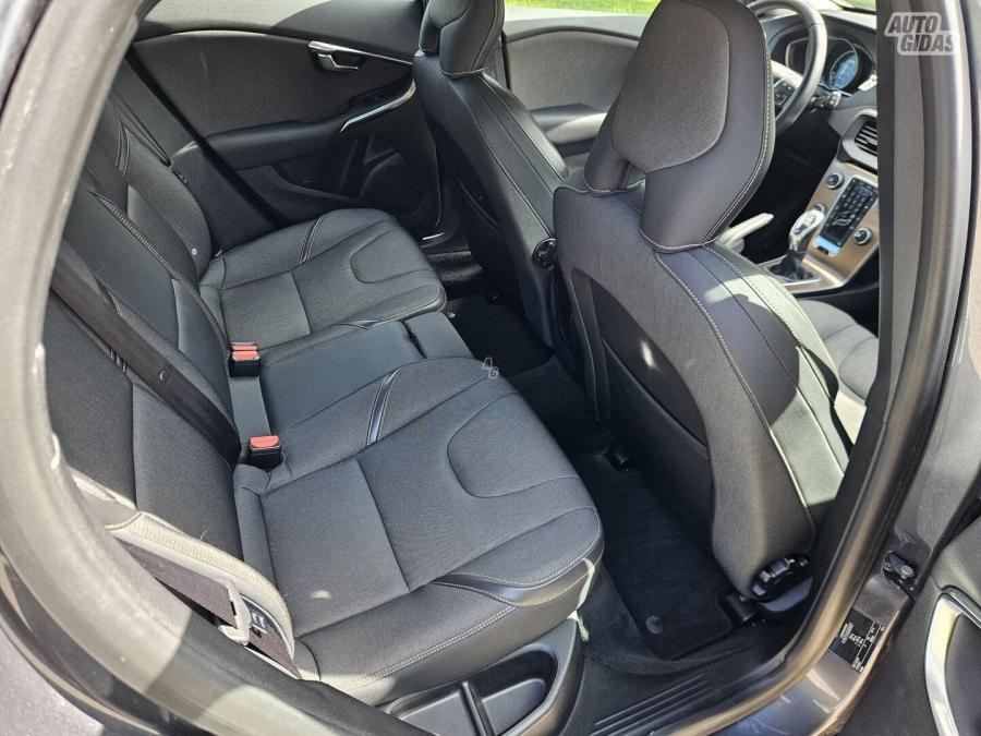 Pelēks Volvo V40 2013 Širvintos, ar dzinēja tilpumu 2.00 L un nobraukumu 264 tūkst. km par 6750 €, foto 13 vietnē AUTOMOTO.COM.LV