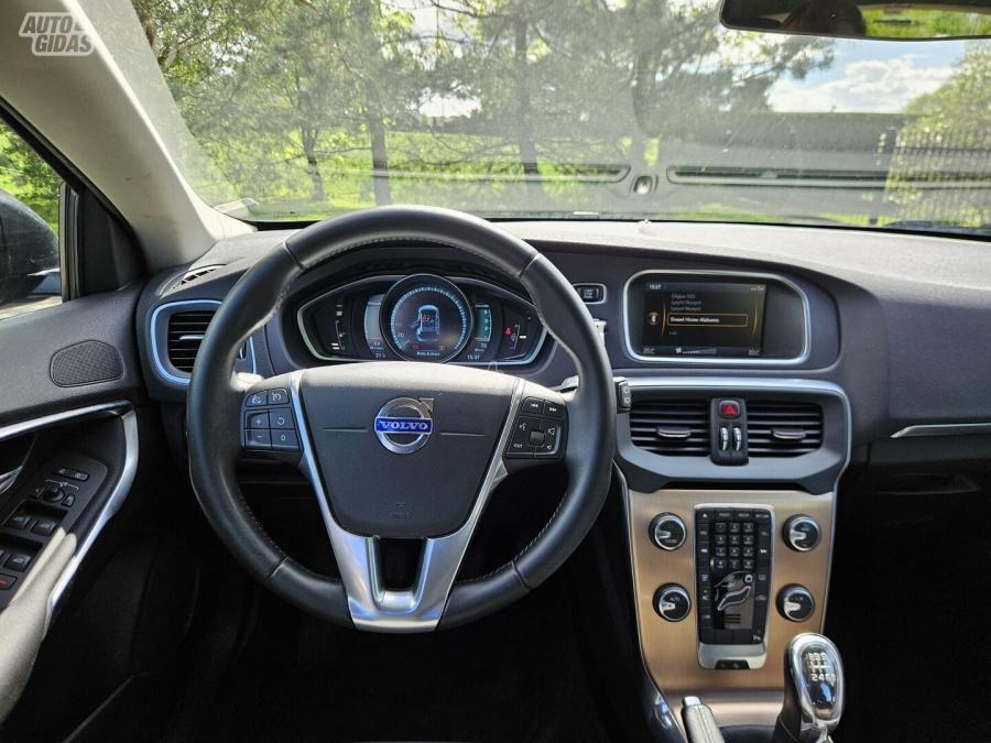Pelēks Volvo V40 2013 Širvintos, ar dzinēja tilpumu 2.00 L un nobraukumu 264 tūkst. km par 6750 €, foto 16 vietnē AUTOMOTO.COM.LV