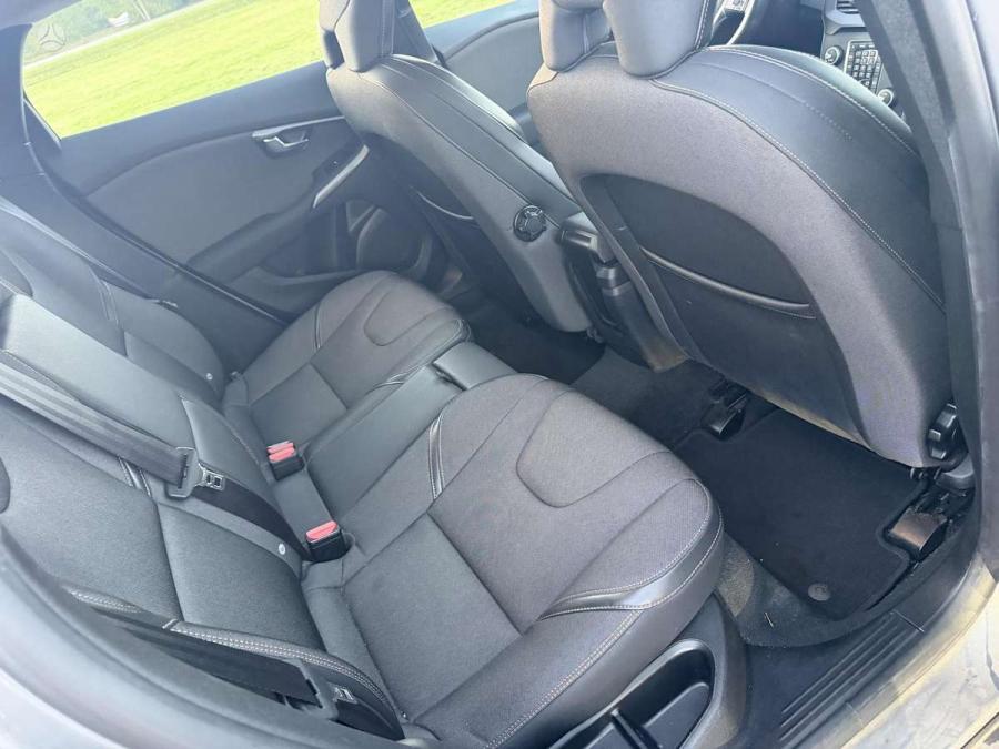 Grey Volvo V40 2018 in Taurage, with an engine capacity of 1.97 L and mileage of 236 thousand km for 8400 €, photo 8 on AUTOMOTO.COM.LV