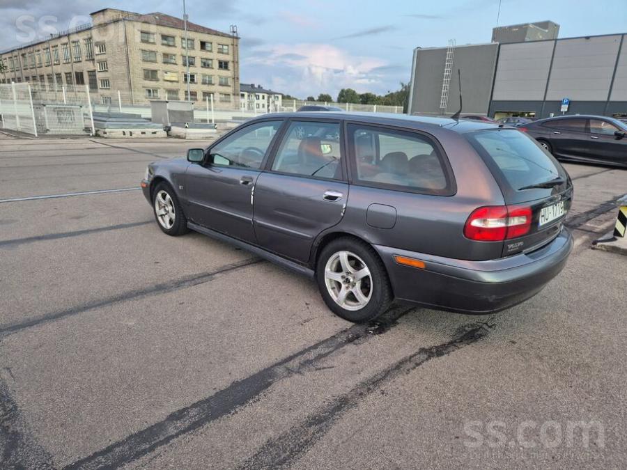 Grey Volvo V40 2002 in Riga, with an engine capacity of 1.90 L and mileage of 307 thousand km for 1050 €, photo 8 on AUTOMOTO.COM.LV