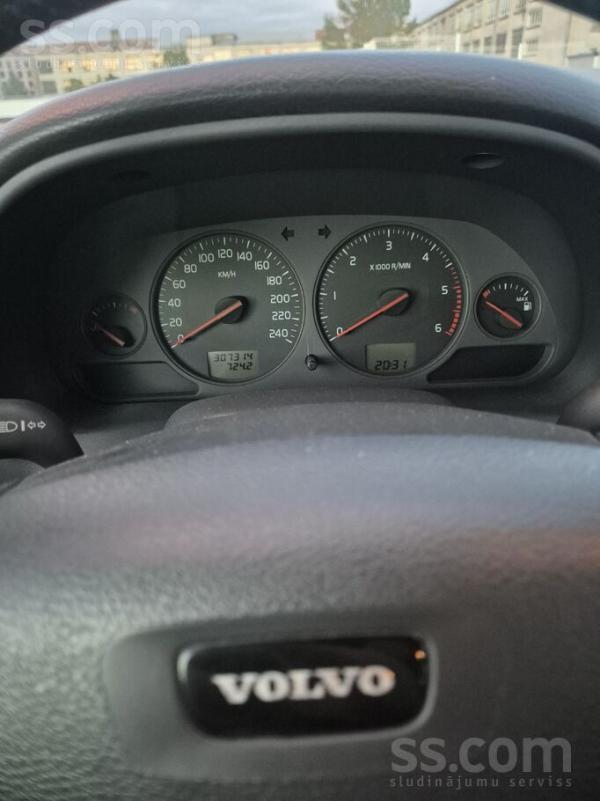 Grey Volvo V40 2002 in Riga, with an engine capacity of 1.90 L and mileage of 307 thousand km for 1050 €, photo 11 on AUTOMOTO.COM.LV