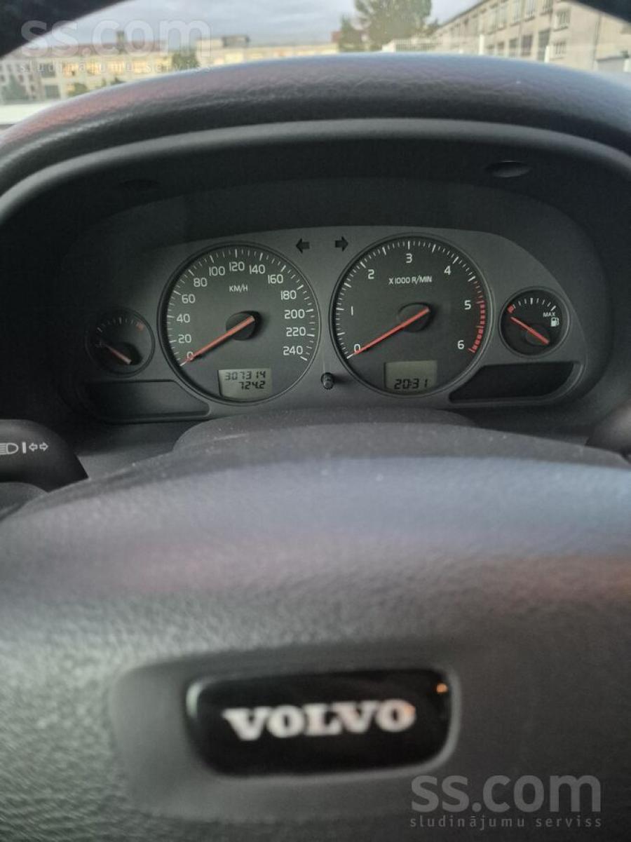Grey Volvo V40 2002 in Riga, with an engine capacity of 1.90 L and mileage of 307 thousand km for 1050 €, photo 11 on AUTOMOTO.COM.LV