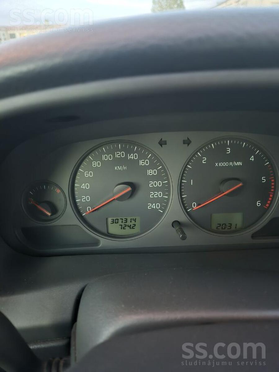 Grey Volvo V40 2002 in Riga, with an engine capacity of 1.90 L and mileage of 307 thousand km for 1050 €, photo 12 on AUTOMOTO.COM.LV