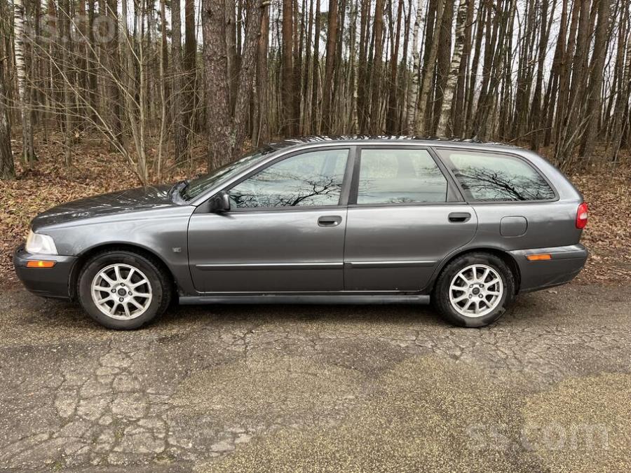 Grey Volvo V40 2003 in Riga, with an engine capacity of 1.80 L and mileage of 293 thousand km for 800 €, photo 2 on AUTOMOTO.COM.LV