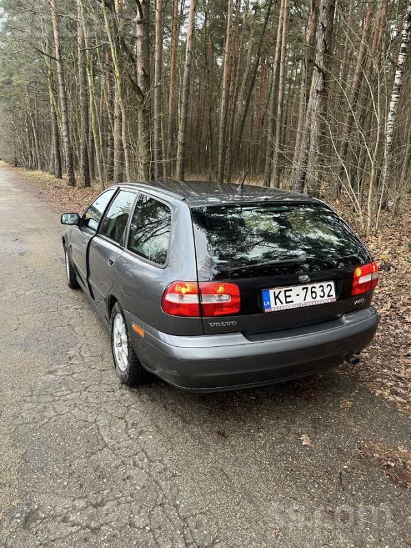 Grey Volvo V40 2003 in Riga, with an engine capacity of 1.80 L and mileage of 293 thousand km for 800 €, photo 3 on AUTOMOTO.COM.LV