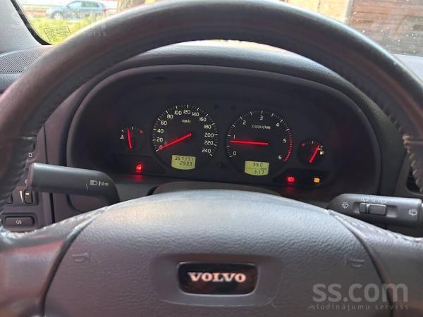 Pelēks Volvo V40 2003 Rīga, ar dzinēja tilpumu 1.90 L un nobraukumu 367 tūkst. km par 750 €, foto 6 vietnē AUTOMOTO.COM.LV