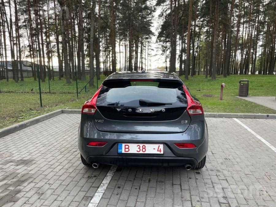 Pelēks Volvo V40 2012 Rīga, ar dzinēja tilpumu 2.00 L un nobraukumu 144 tūkst. km par 6990 €, foto 6 vietnē AUTOMOTO.COM.LV