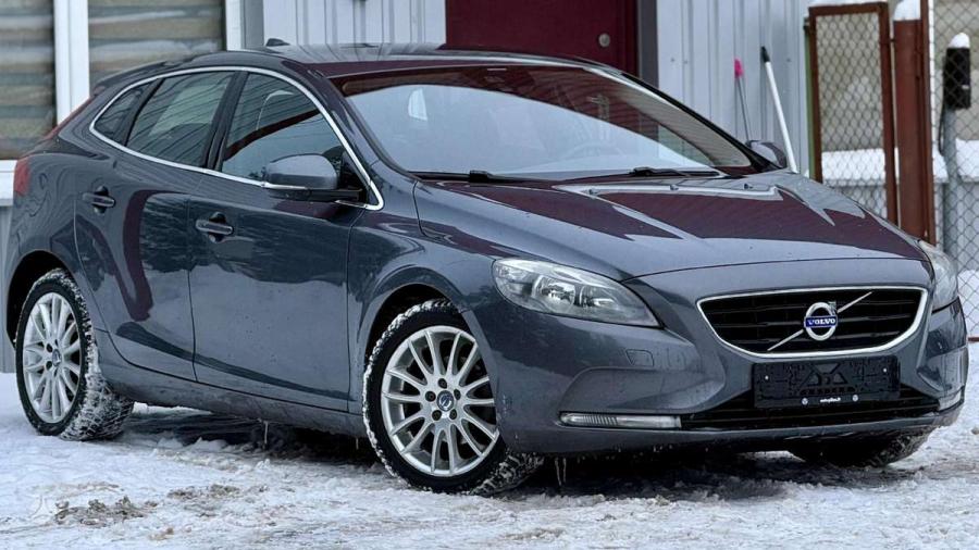 Grey Volvo V40 2012 in Ukmerge, with an engine capacity of 1.56 L and mileage of 278 thousand km for 4500 €, photo 1 on AUTOMOTO.COM.LV