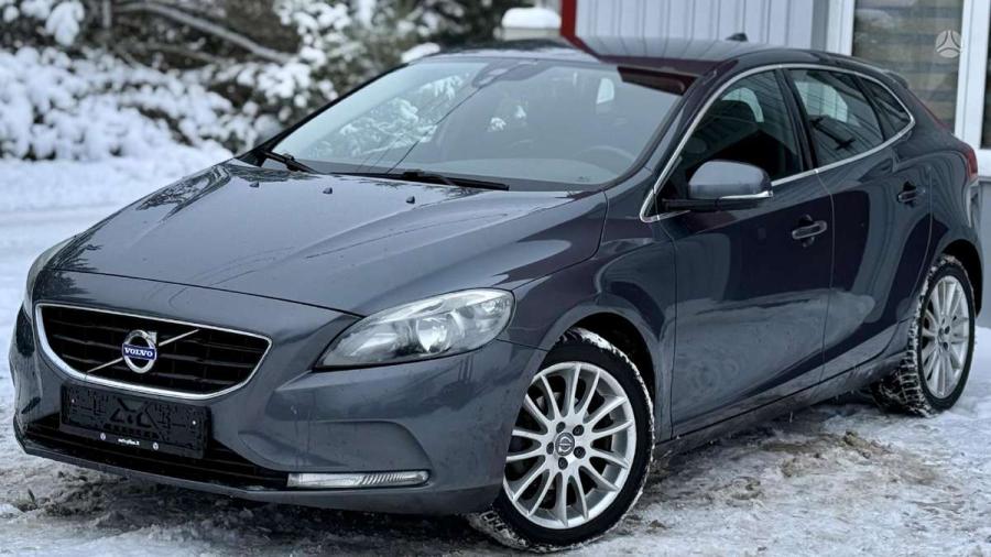 Grey Volvo V40 2012 in Ukmerge, with an engine capacity of 1.56 L and mileage of 278 thousand km for 4500 €, photo 2 on AUTOMOTO.COM.LV