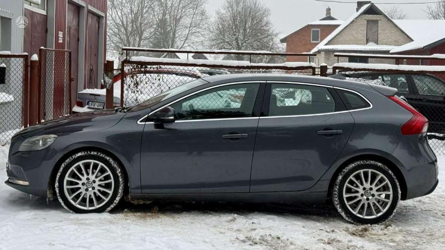 Grey Volvo V40 2012 in Ukmerge, with an engine capacity of 1.56 L and mileage of 278 thousand km for 4500 €, photo 6 on AUTOMOTO.COM.LV
