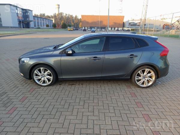 Pelēks Volvo V40 2012 Valmiera, ar dzinēja tilpumu 2.00 L un nobraukumu 288 tūkst. km par 6550 €, foto 1 vietnē AUTOMOTO.COM.LV