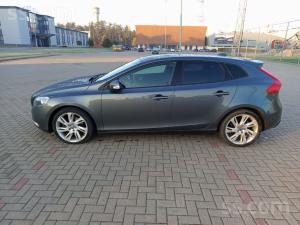 Pelēks Volvo V40 2012 Valmiera, ar dzinēja tilpumu 2.00 L un nobraukumu 288 tūkst. km par 6550 €, foto  vietnē AUTOMOTO.COM.LV