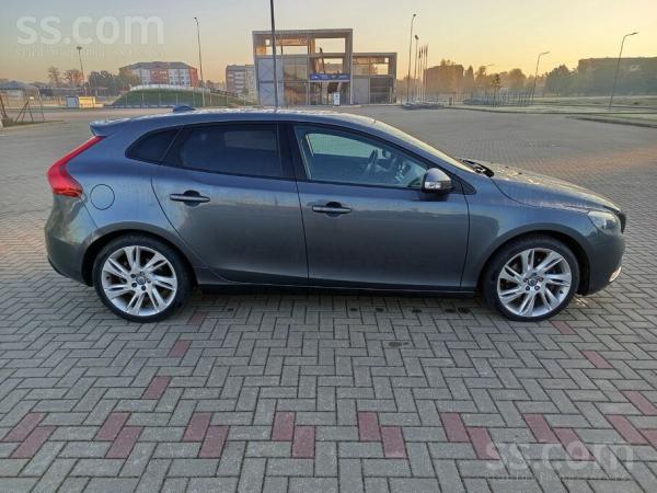 Pelēks Volvo V40 2012 Valmiera, ar dzinēja tilpumu 2.00 L un nobraukumu 288 tūkst. km par 6550 €, foto 2 vietnē AUTOMOTO.COM.LV