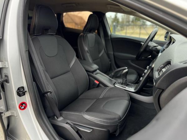Grey Volvo V40 2012 in Riga, with an engine capacity of 1.60 L and mileage of 235 thousand km for 8300 €, photo 2 on AUTOMOTO.COM.LV