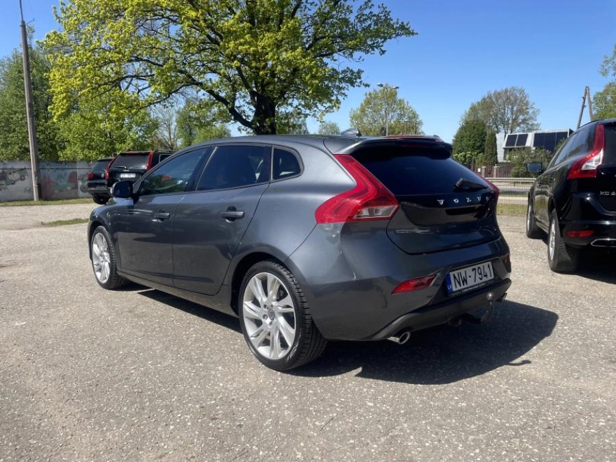 Grey Volvo V40 2012 in Riga, with an engine capacity of 2.00 L and mileage of 283 thousand km for 6490 €, photo 5 on AUTOMOTO.COM.LV