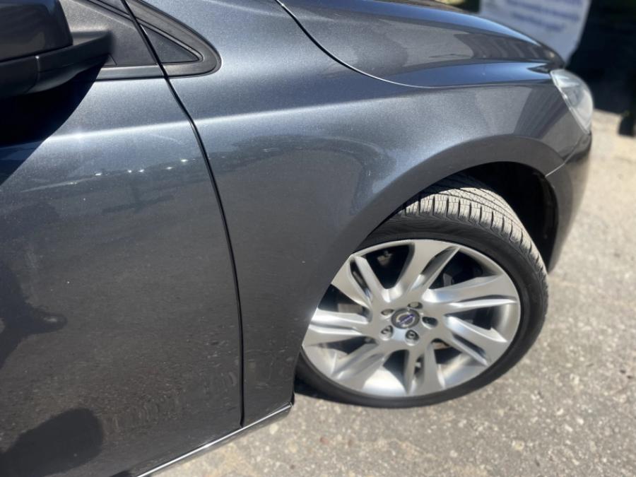 Grey Volvo V40 2012 in Riga, with an engine capacity of 2.00 L and mileage of 283 thousand km for 6490 €, photo 8 on AUTOMOTO.COM.LV