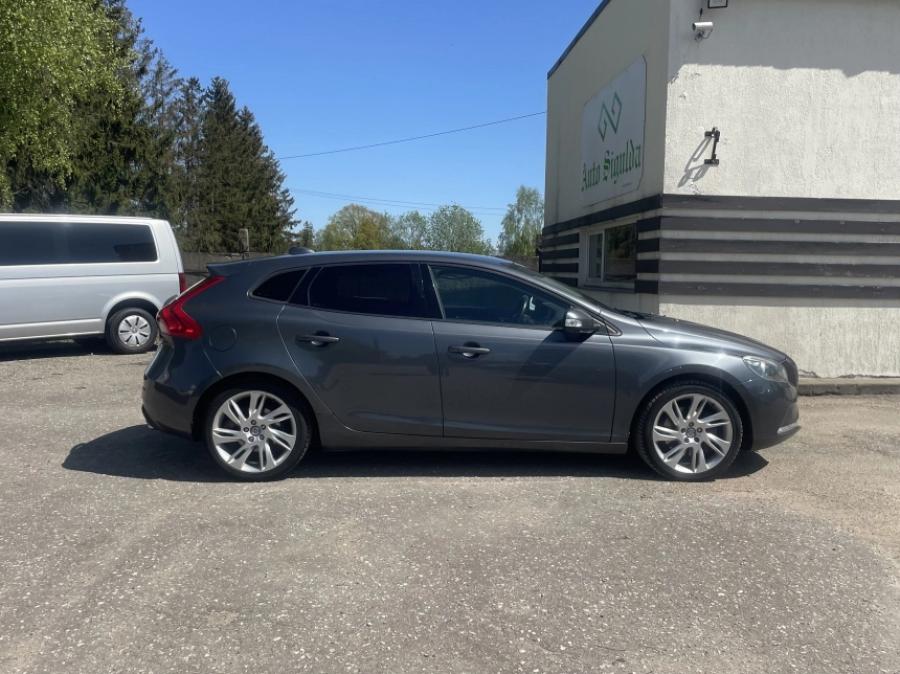 Grey Volvo V40 2012 in Riga, with an engine capacity of 2.00 L and mileage of 283 thousand km for 6490 €, photo 9 on AUTOMOTO.COM.LV