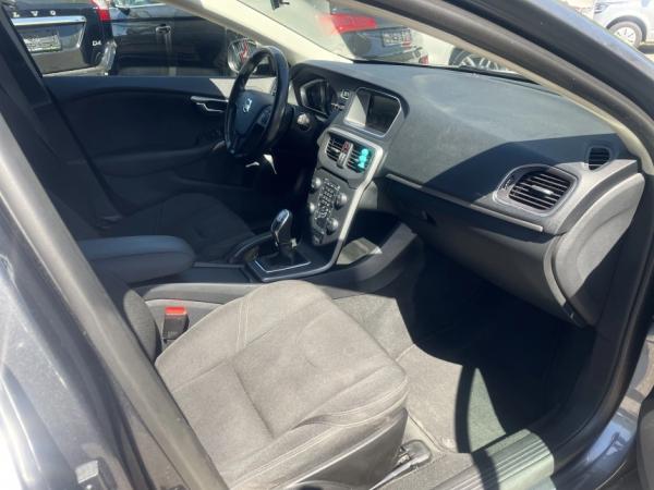 Grey Volvo V40 2012 in Riga, with an engine capacity of 2.00 L and mileage of 283 thousand km for 6490 €, photo 10 on AUTOMOTO.COM.LV