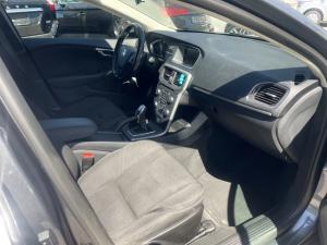 Grey Volvo V40 2012 in Riga, with an engine capacity of 2.00 L and mileage of 283 thousand km for 6490 €, photo 11 on AUTOMOTO.COM.LV