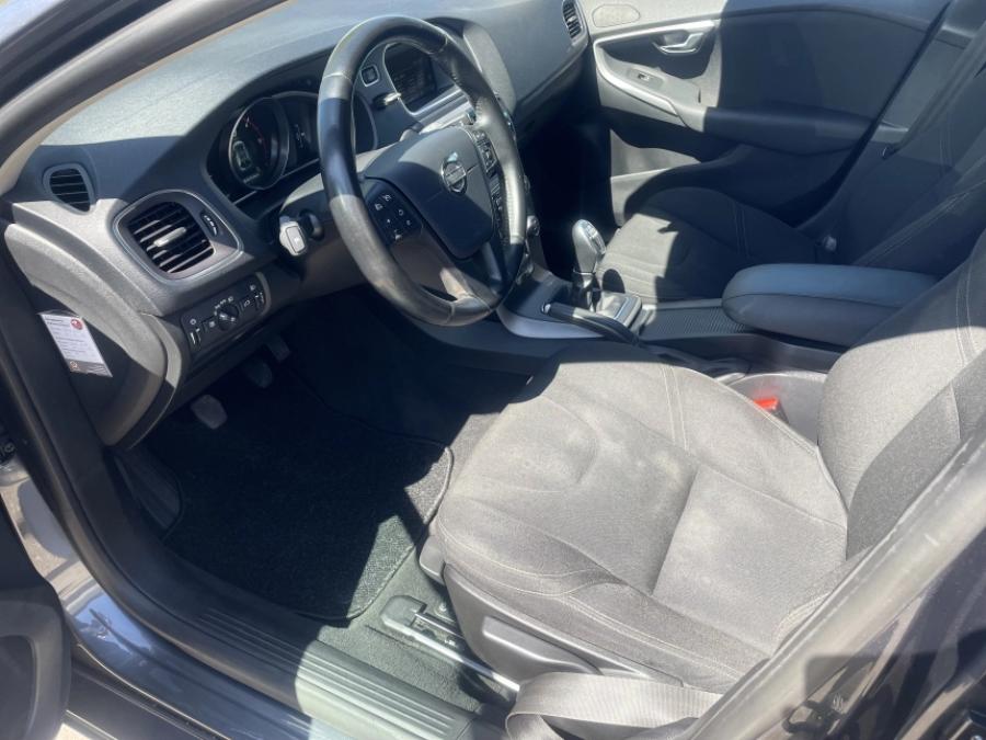 Grey Volvo V40 2012 in Riga, with an engine capacity of 2.00 L and mileage of 283 thousand km for 6490 €, photo 12 on AUTOMOTO.COM.LV