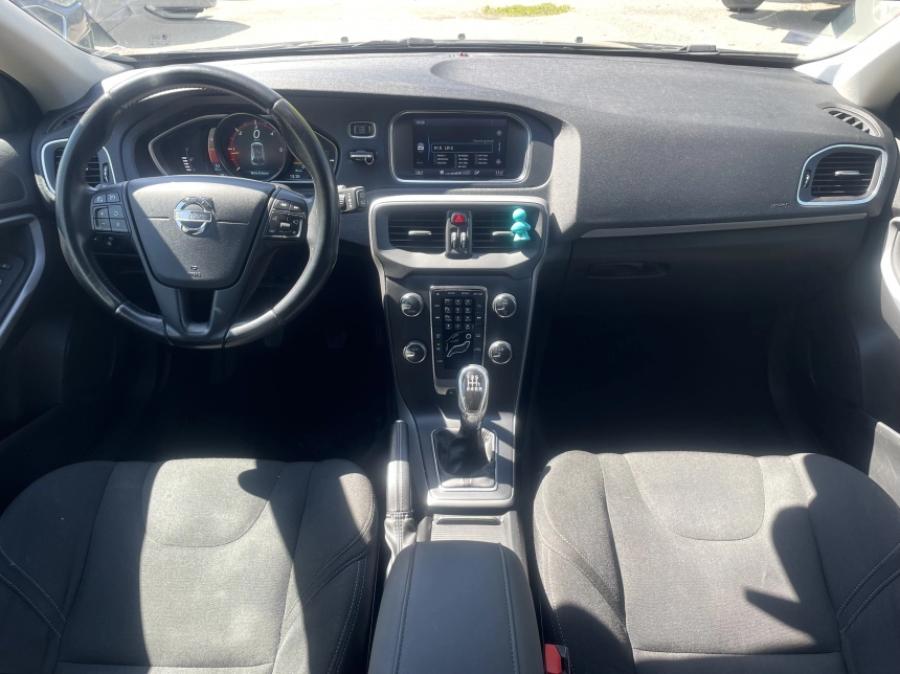Grey Volvo V40 2012 in Riga, with an engine capacity of 2.00 L and mileage of 283 thousand km for 6490 €, photo 13 on AUTOMOTO.COM.LV