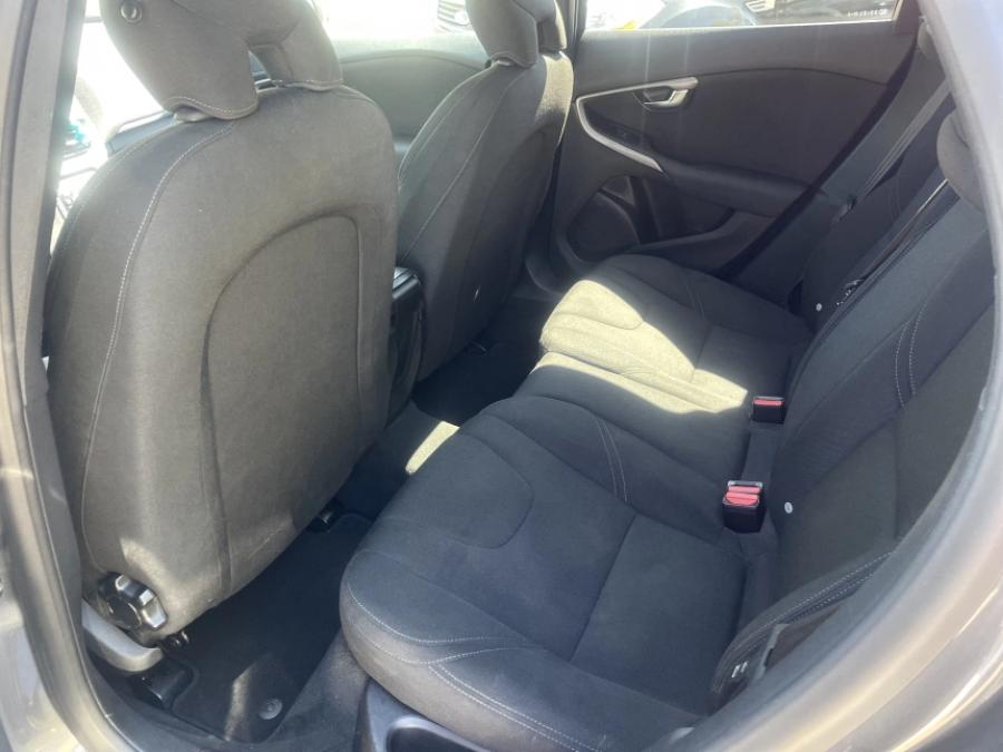 Grey Volvo V40 2012 in Riga, with an engine capacity of 2.00 L and mileage of 283 thousand km for 6490 €, photo 15 on AUTOMOTO.COM.LV