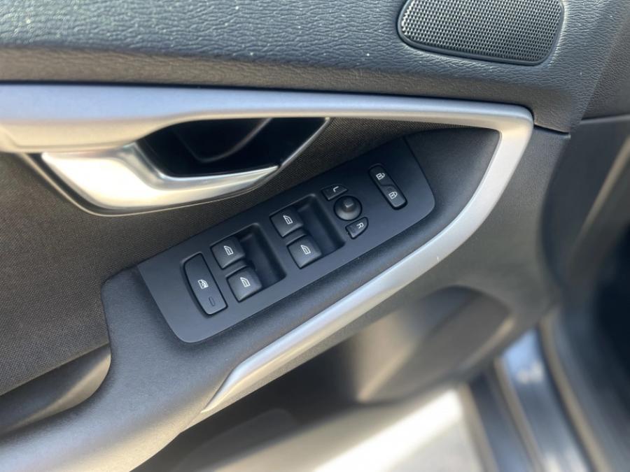 Grey Volvo V40 2012 in Riga, with an engine capacity of 2.00 L and mileage of 283 thousand km for 6490 €, photo 16 on AUTOMOTO.COM.LV