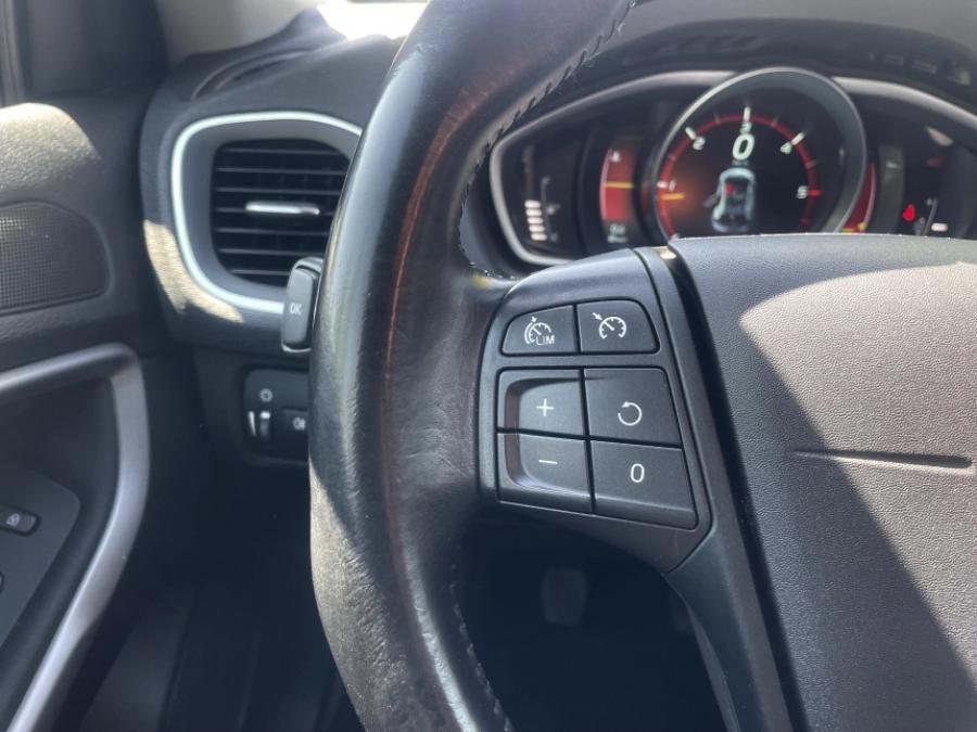 Grey Volvo V40 2012 in Riga, with an engine capacity of 2.00 L and mileage of 283 thousand km for 6490 €, photo 18 on AUTOMOTO.COM.LV