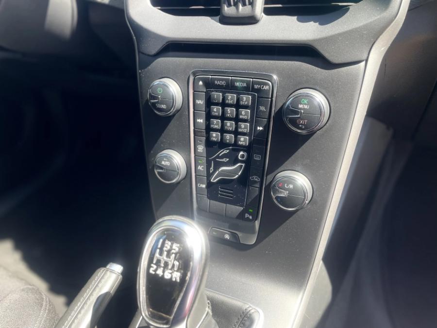 Grey Volvo V40 2012 in Riga, with an engine capacity of 2.00 L and mileage of 283 thousand km for 6490 €, photo 22 on AUTOMOTO.COM.LV