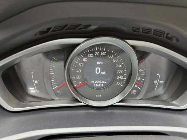 Серый Вольво В40 2012 в Рига, объемом двигателя 1.60 л и пробегом 225 тыс. км за 2500 €, фото 10 на AUTOMOTO.COM.LV