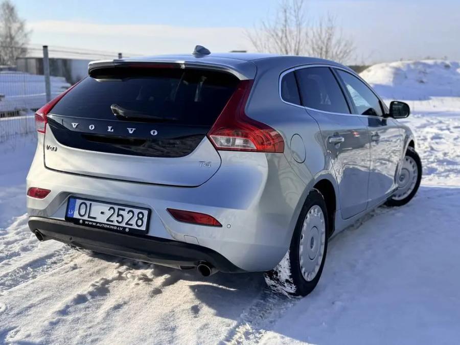 Grey Volvo V40 2012 in Riga, with an engine capacity of 1.60 L and mileage of 122 thousand km for 8500 €, photo 5 on AUTOMOTO.COM.LV