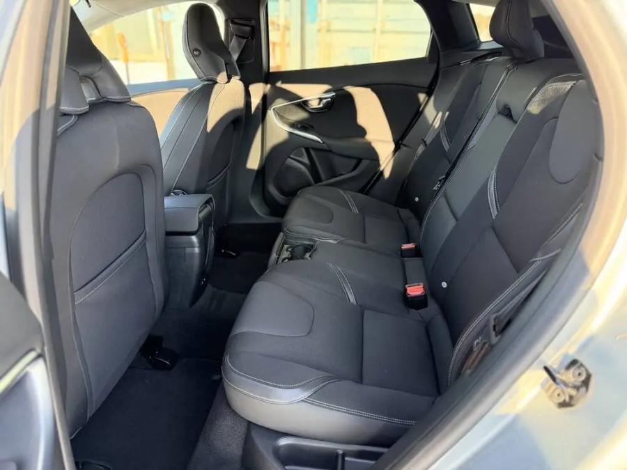 Grey Volvo V40 2012 in Riga, with an engine capacity of 1.60 L and mileage of 122 thousand km for 8500 €, photo 9 on AUTOMOTO.COM.LV
