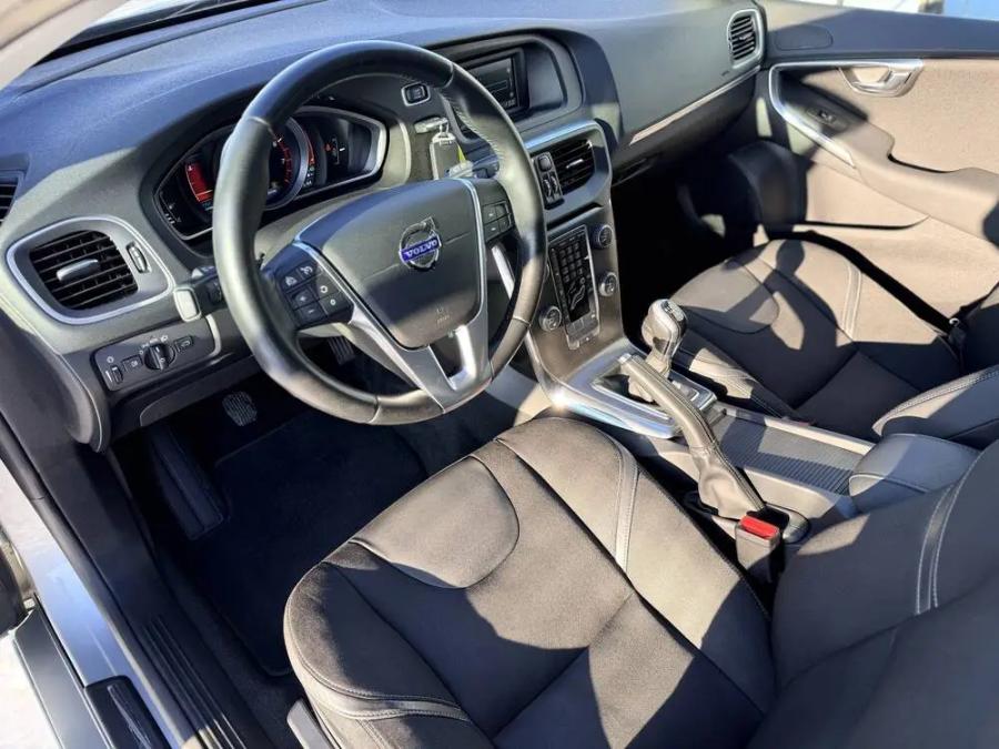Grey Volvo V40 2012 in Riga, with an engine capacity of 1.60 L and mileage of 122 thousand km for 8500 €, photo 10 on AUTOMOTO.COM.LV