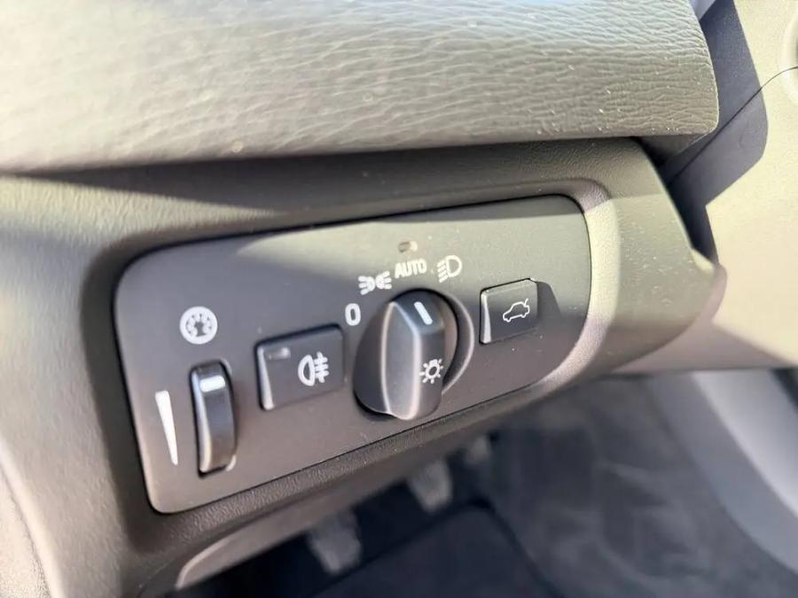 Grey Volvo V40 2012 in Riga, with an engine capacity of 1.60 L and mileage of 122 thousand km for 8500 €, photo 13 on AUTOMOTO.COM.LV