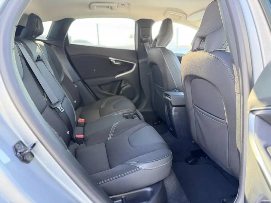 Grey Volvo V40 2012 in Riga, with an engine capacity of 1.60 L and mileage of 122 thousand km for 8500 €, photo 15 on AUTOMOTO.COM.LV