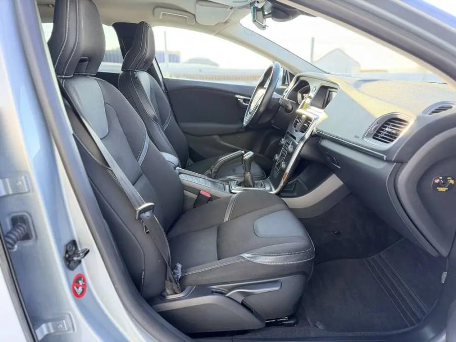 Grey Volvo V40 2012 in Riga, with an engine capacity of 1.60 L and mileage of 122 thousand km for 8500 €, photo 18 on AUTOMOTO.COM.LV