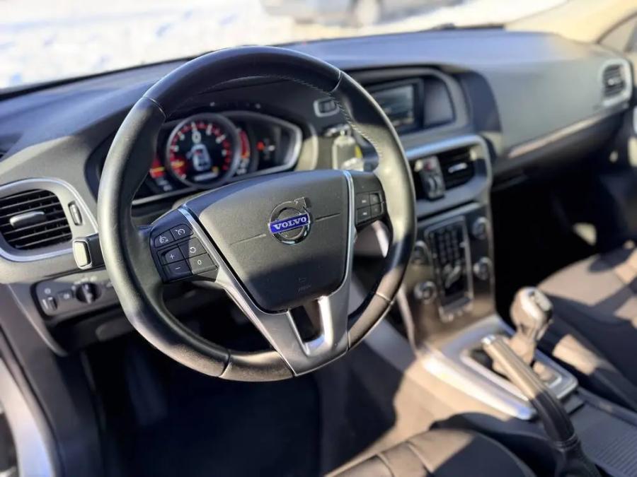 Grey Volvo V40 2012 in Riga, with an engine capacity of 1.60 L and mileage of 122 thousand km for 8500 €, photo 23 on AUTOMOTO.COM.LV