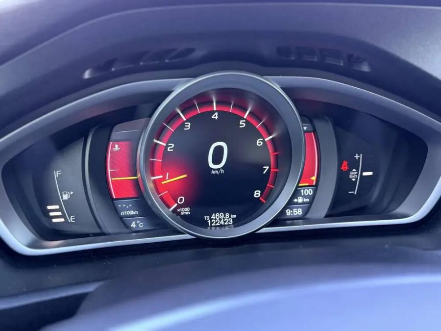 Grey Volvo V40 2012 in Riga, with an engine capacity of 1.60 L and mileage of 122 thousand km for 8500 €, photo 24 on AUTOMOTO.COM.LV