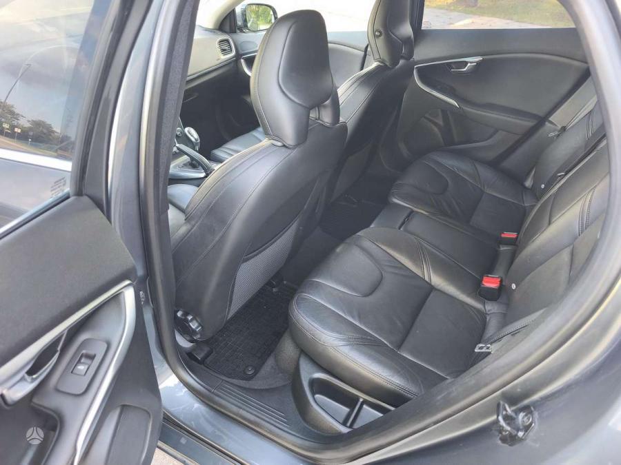 Grey Volvo V40 2012 in Kaunas, with an engine capacity of 1.98 L and mileage of 288 thousand km for 5200 €, photo 16 on AUTOMOTO.COM.LV