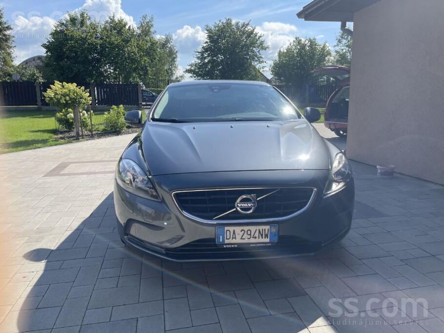 Grey Volvo V40 2013 in Bauska, with an engine capacity of 2.00 L and mileage of 222 thousand km for 6900 €, photo 2 on AUTOMOTO.COM.LV