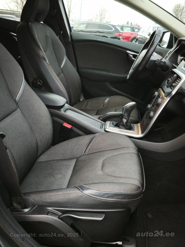 Pelēks Volvo V40 2013 Tartu, ar dzinēja tilpumu 1.60 L un nobraukumu 255 tūkst. km par 7990 €, foto 11 vietnē AUTOMOTO.COM.LV