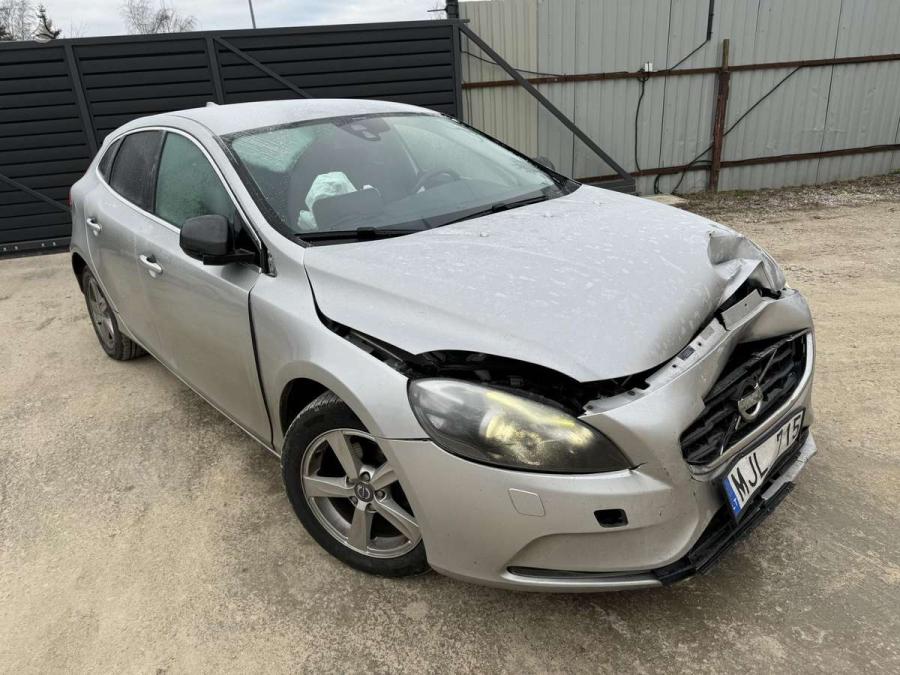Pelēks Volvo V40 2013 Šauļi, ar dzinēja tilpumu 1.56 L un nobraukumu 271 tūkst. km par 2500 €, foto 2 vietnē AUTOMOTO.COM.LV