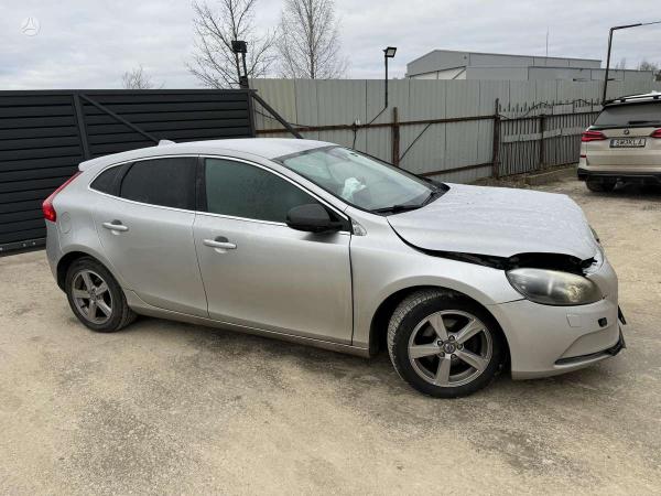 Grey Volvo V40 2013 in Siauliai, with an engine capacity of 1.56 L and mileage of 271 thousand km for 2500 €, photo 3 on AUTOMOTO.COM.LV
