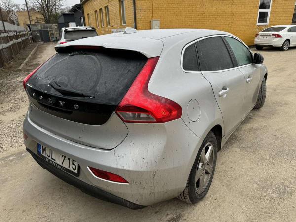 Grey Volvo V40 2013 in Siauliai, with an engine capacity of 1.56 L and mileage of 271 thousand km for 2500 €, photo 4 on AUTOMOTO.COM.LV