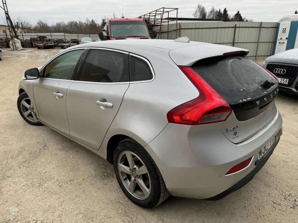 Grey Volvo V40 2013 in Siauliai, with an engine capacity of 1.56 L and mileage of 271 thousand km for 2500 €, photo 6 on AUTOMOTO.COM.LV