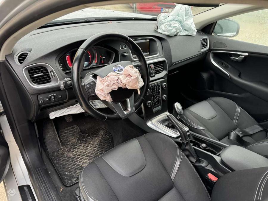Pelēks Volvo V40 2013 Šauļi, ar dzinēja tilpumu 1.56 L un nobraukumu 271 tūkst. km par 2500 €, foto 12 vietnē AUTOMOTO.COM.LV