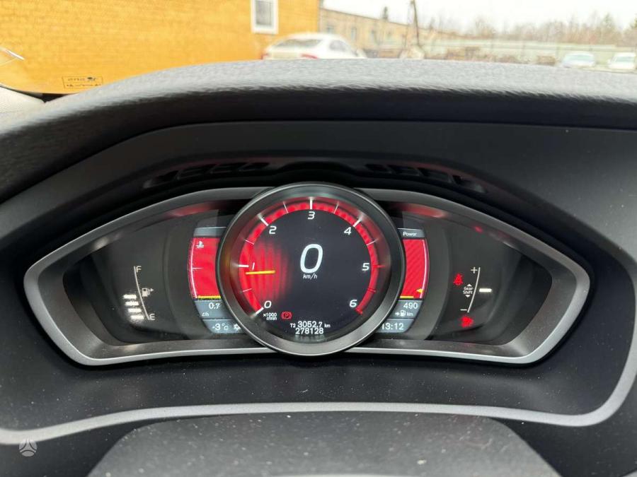 Pelēks Volvo V40 2013 Šauļi, ar dzinēja tilpumu 1.56 L un nobraukumu 271 tūkst. km par 2500 €, foto 15 vietnē AUTOMOTO.COM.LV